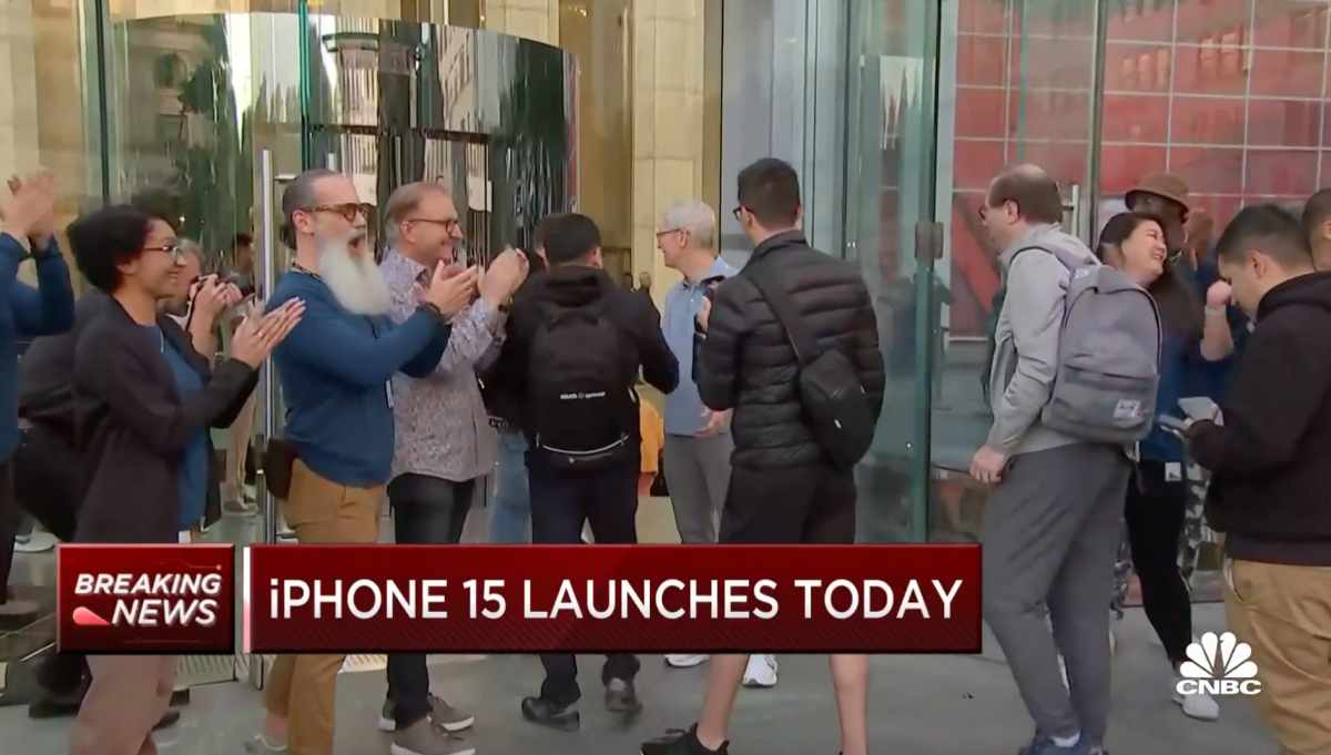 iPhone15発売でクックCEOがストアに登場〜自撮りもノリノリで対応 - iPhone Mania