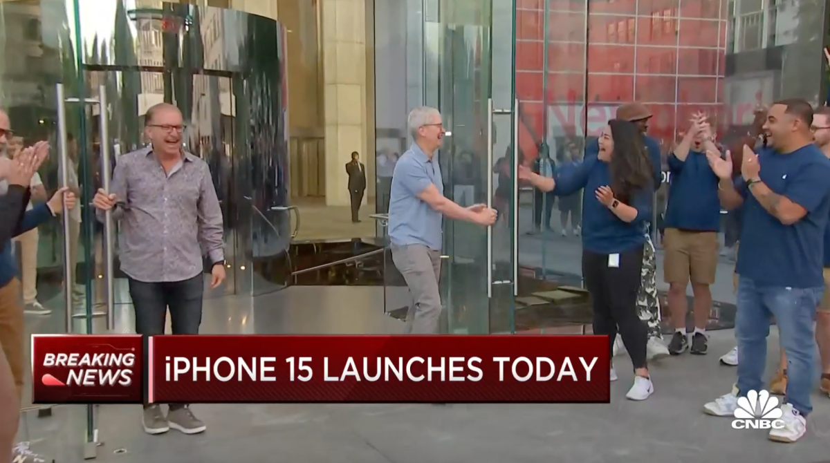 iPhone15発売でクックCEOがストアに登場〜自撮りもノリノリで対応 - iPhone Mania