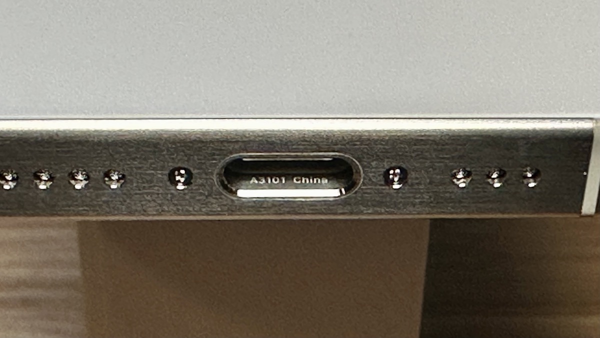 iPhone15 ProのUSB-Cポート、内側にモデル番号と製造国の刻印 - iPhone Mania