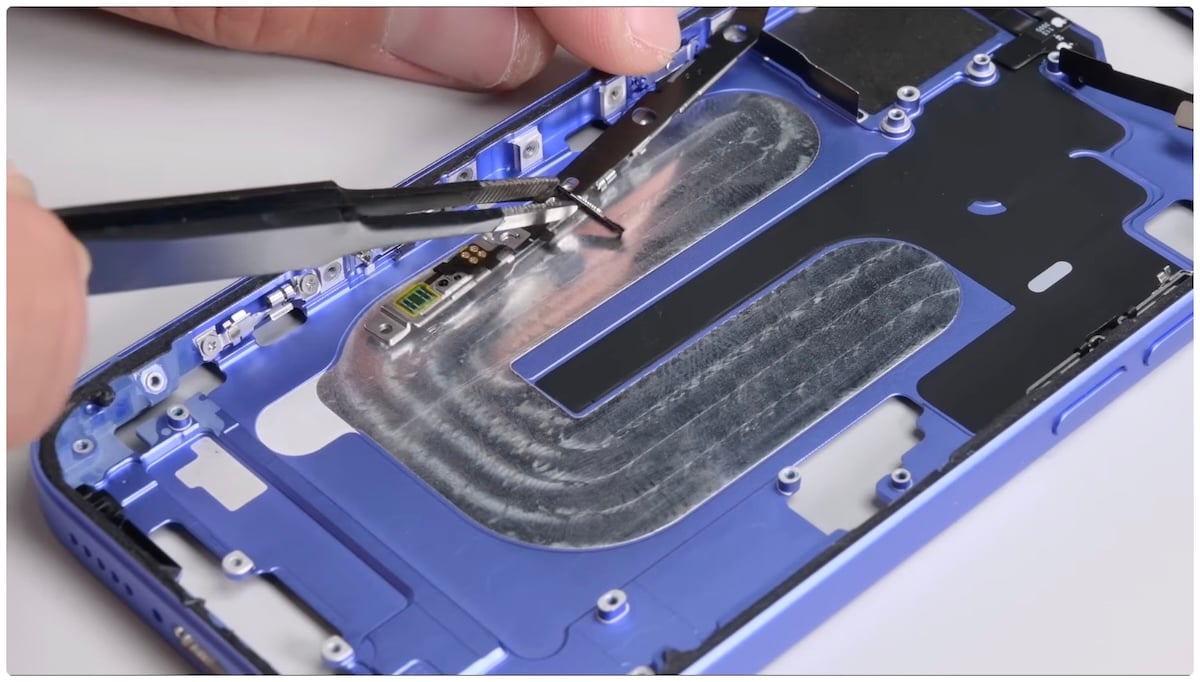 iPhone16の分解動画、iFixitが公開！バッテリー交換が劇的進化 - iPhone Mania