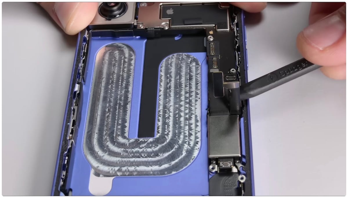 iPhone16の分解動画、iFixitが公開！バッテリー交換が劇的進化 - iPhone Mania